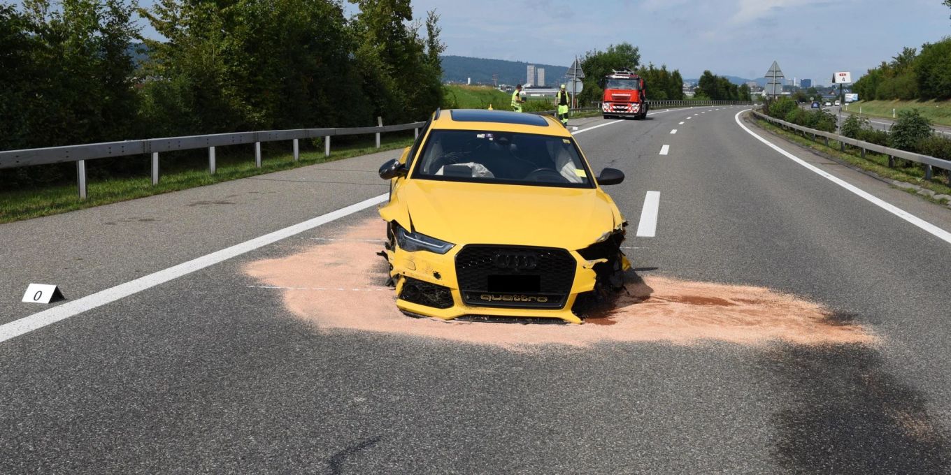 Auto bei Unfall gegen Leitplanken geprallt – drei Verhaftungen | Nau.ch