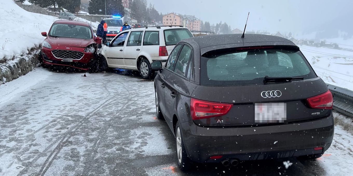 Zuoz GR: Zwei Personen bei Kollision mit drei Fahrzeugen verletzt | Nau.ch