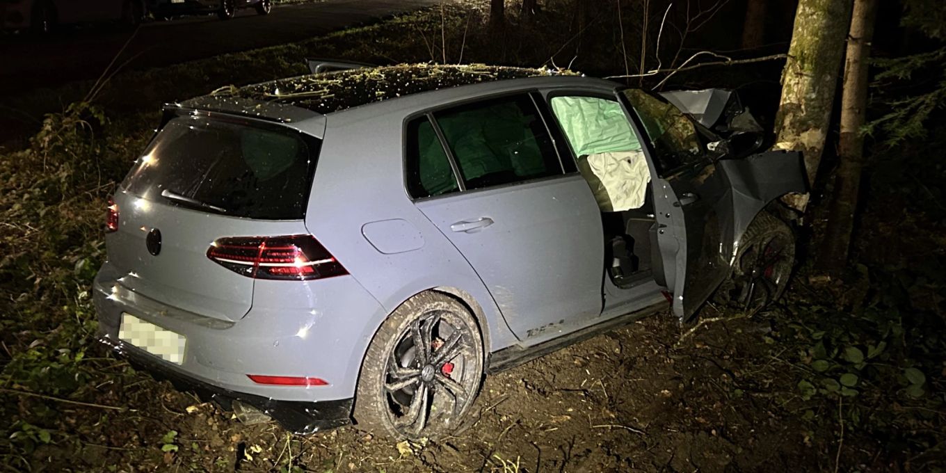 Wohlen AG: VW-Fahrer (18) kollidiert mit Baum – Mitfahrer verletzt | Nau.ch