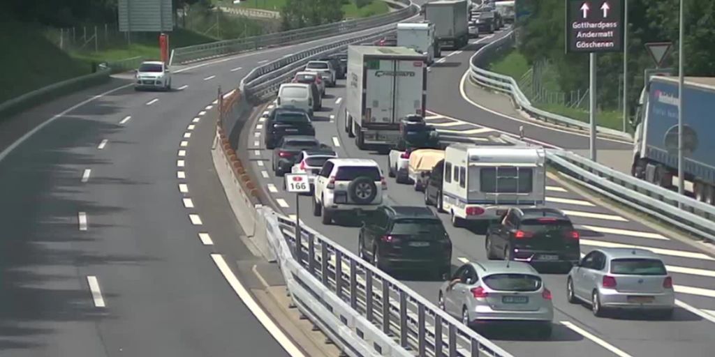 Stau vor dem Gotthard erreicht eine Länge von 10 Kilometern