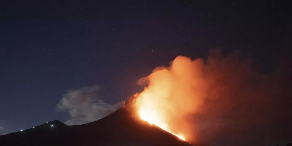 Vulkan Pacaya in Guatemala spuckt Lava und Asche