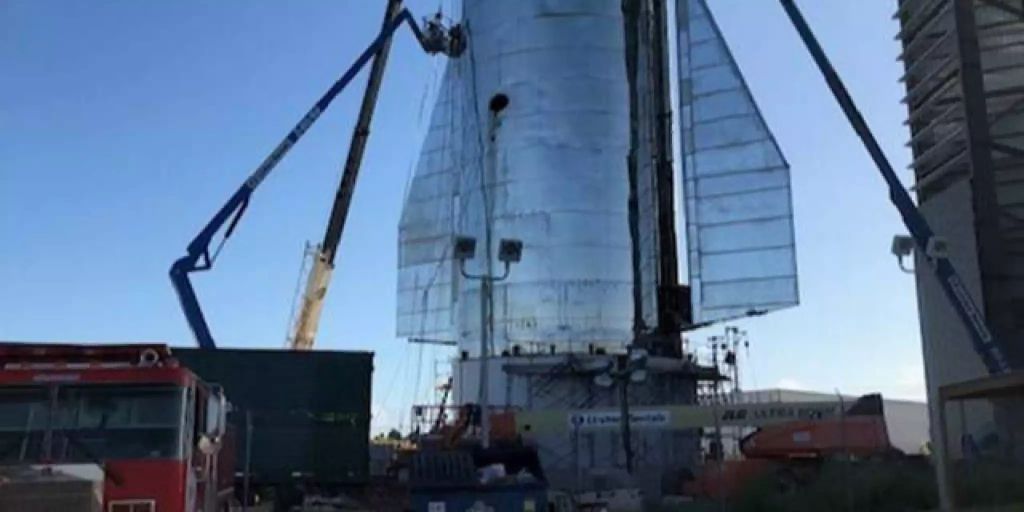 SpaceX Chef Elon Musk zeigt erste Bilder der MK1-Rakete