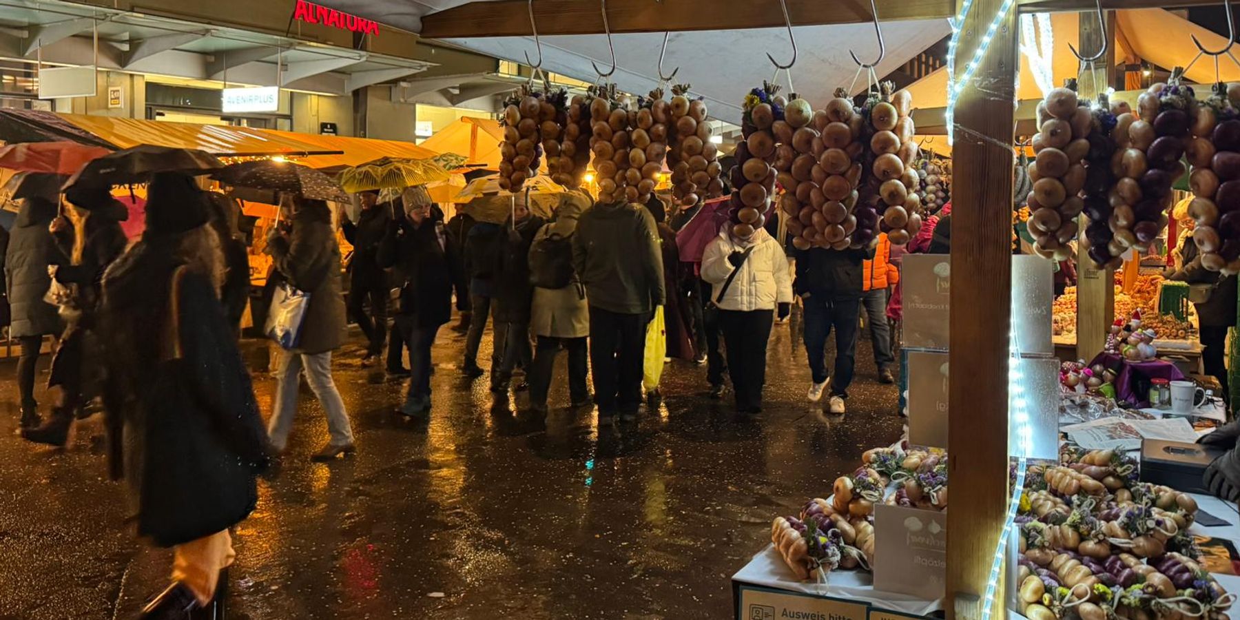 Zibelemärit lockt die Massen trotz Regen nach Bern | Nau.ch