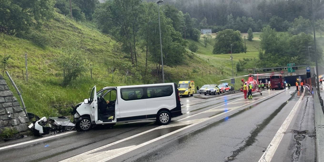 A13 in Rongellen GR: Kleinbus prallt in Stützmauer – Kinder verletzt | Nau.ch