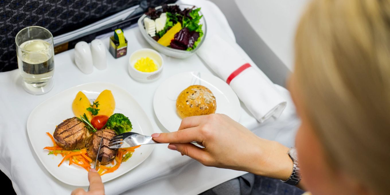 Fliegen und Snacktipps: Clever essen an Bord | Nau Travel