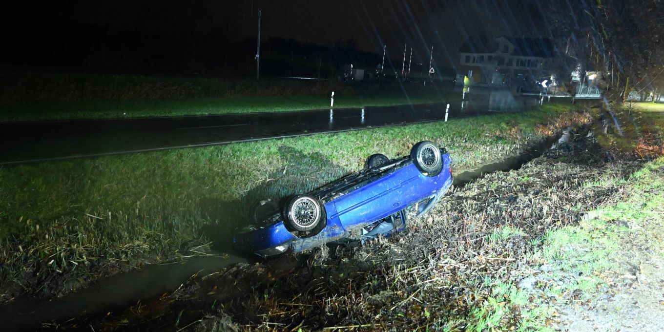 Waldkirch SG: Autofahrer überschlägt sich in Bachbett | Nau.ch