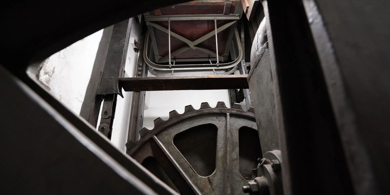 Mensch wird in Paternoster eingeklemmt und stirbt | Nau.ch