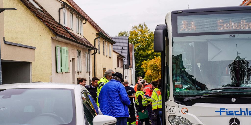 Zwölf Kinder bei Unfall mit Schulbus verletzt