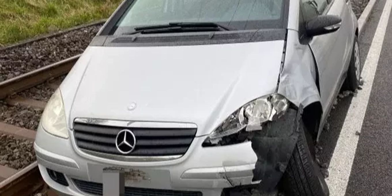 Seon AG: Lenker landet nach Kollision im Gleisbett | Nau.ch