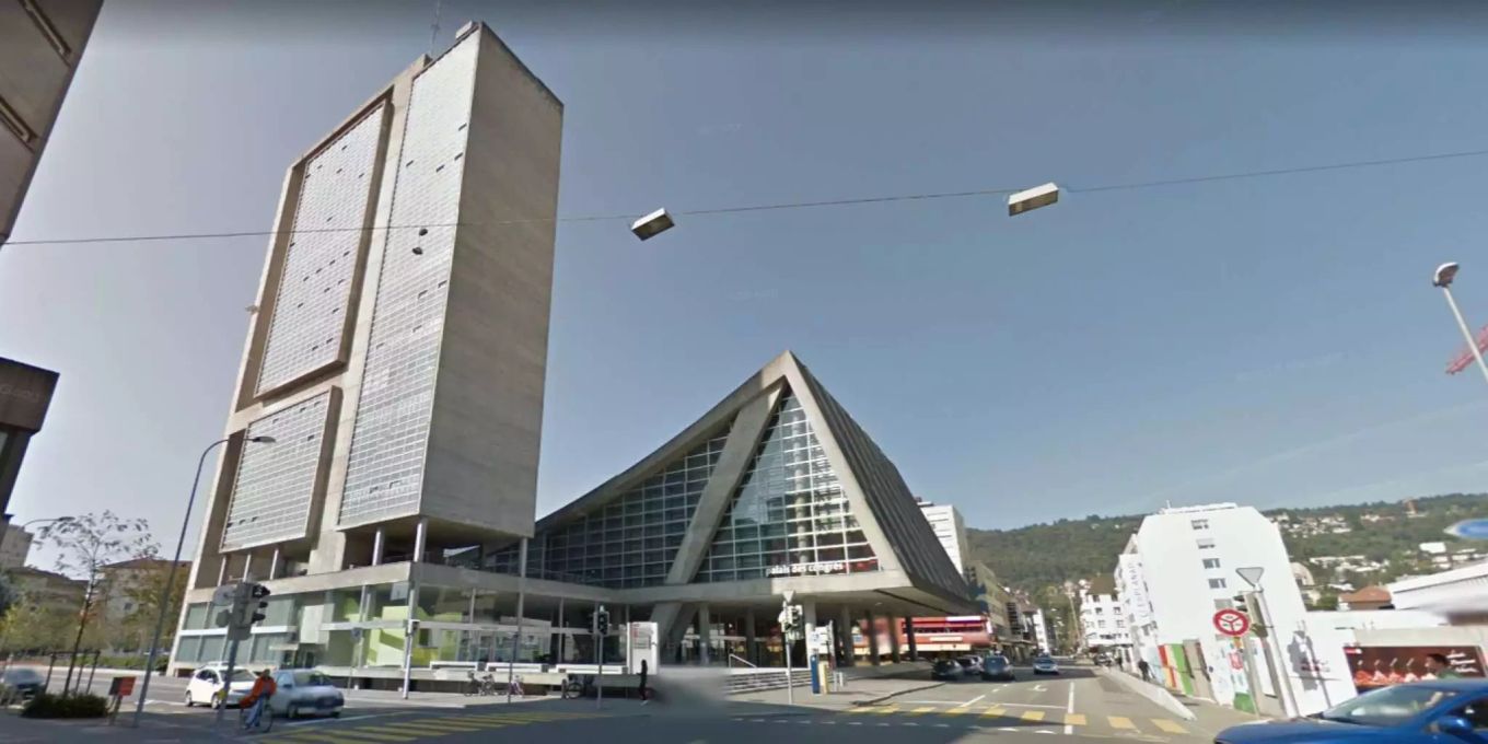 Betonstücke könnten vom Bieler Kongresshaus herunterfallen | Nau.ch