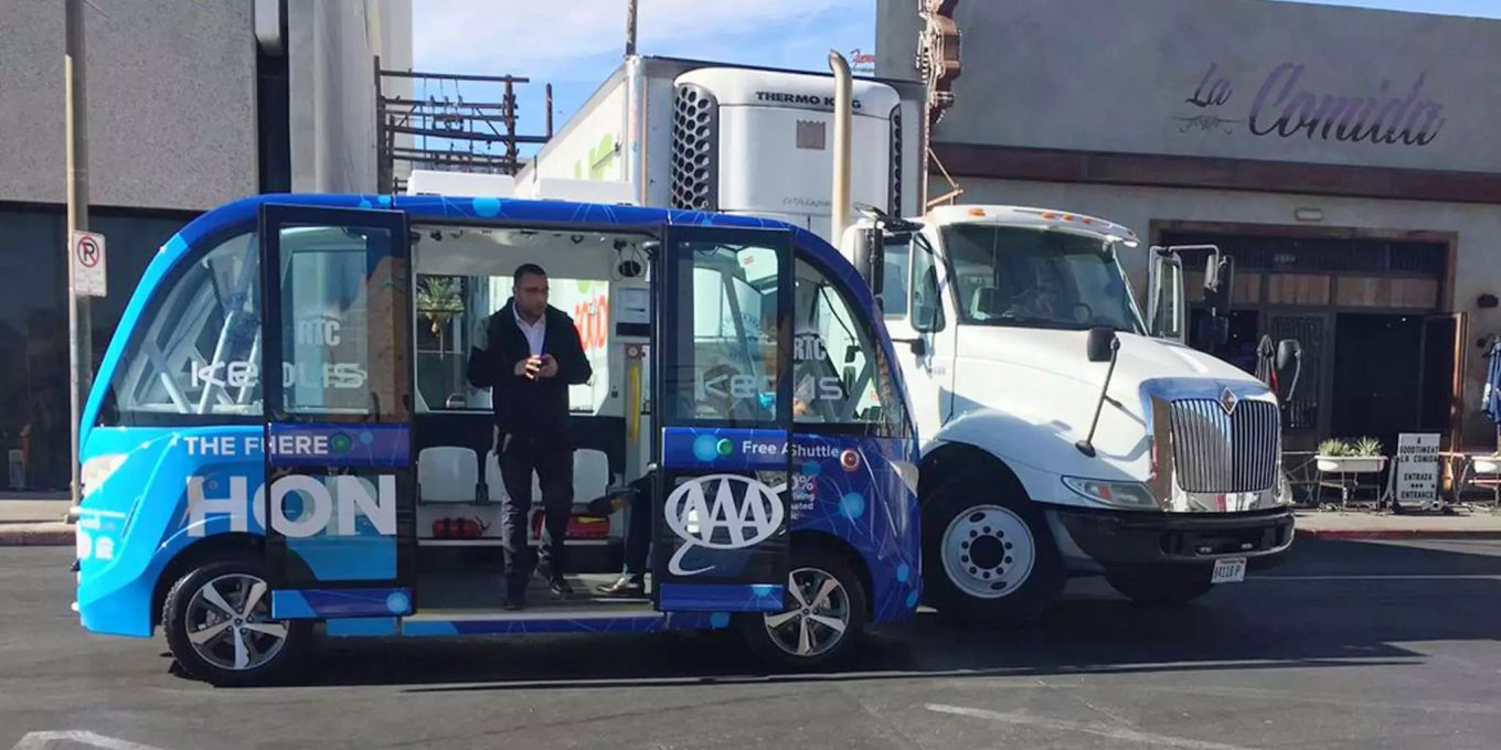 Roboter-Bus von Lastwagen angefahren | Nau.ch
