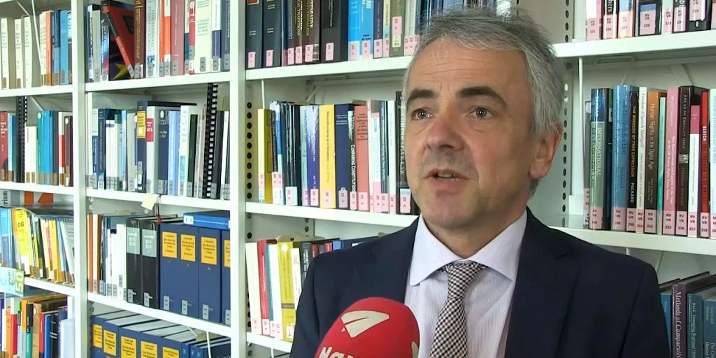 Prof. Markus Schefer kämpft gegen Versicherungsspione