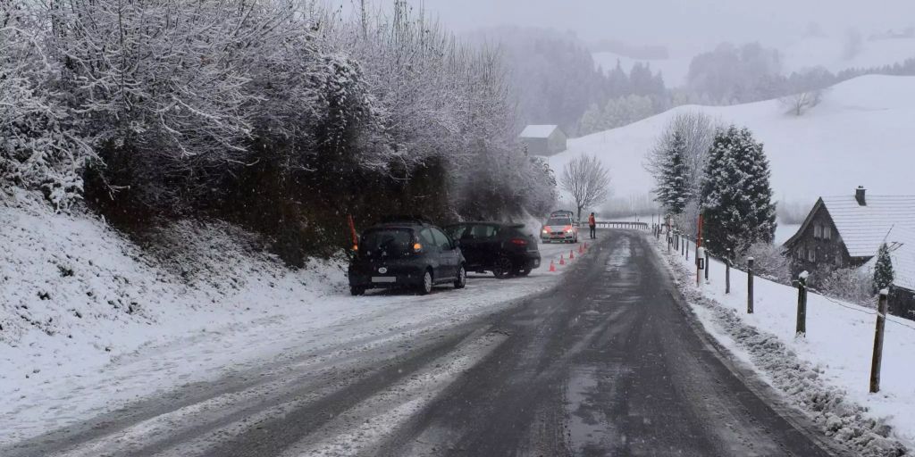 Herisau AR: Mit Auto ins Rutschen geraten