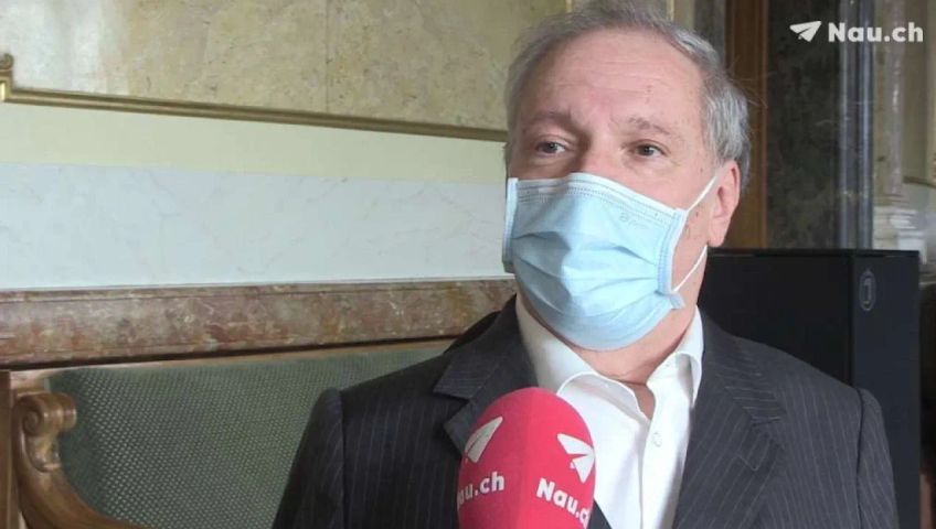 Nationalrat Christian Lohr kann im Rollstuhl ans Rednerpult fahren