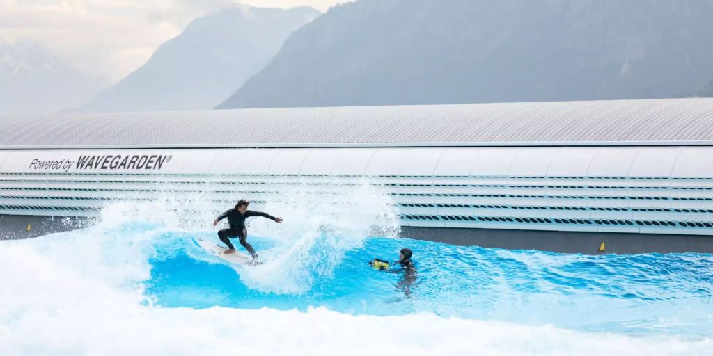 Alaïa Bay lädt zur Eröffnungsfeier an «Longest Surf Days» ein