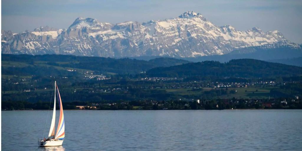 Winzer holt Wein nach einem Jahr wieder aus der Tiefe des Bodensees