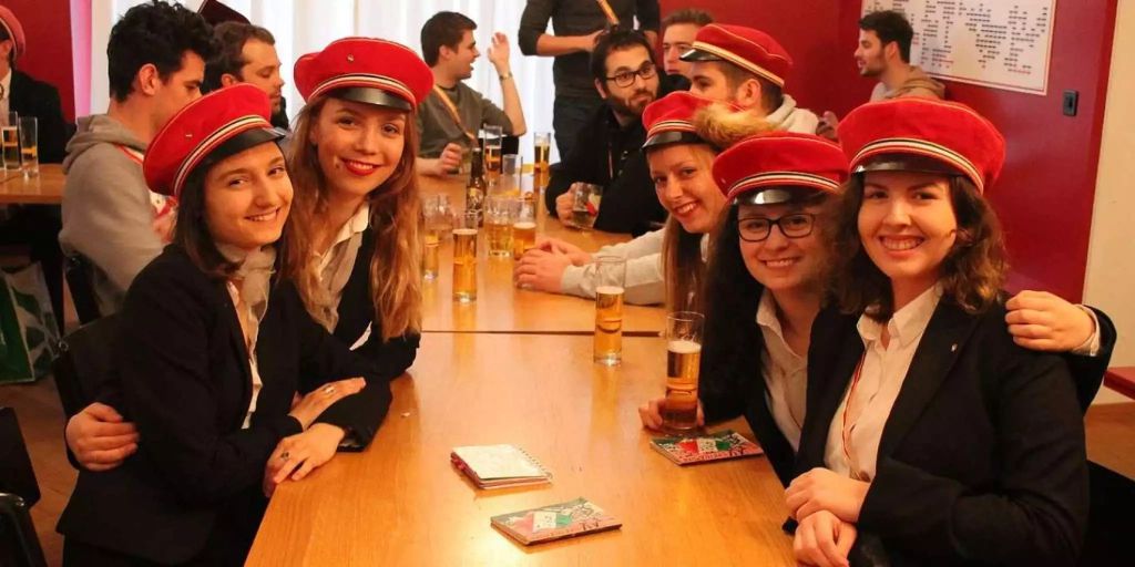Studentenverbindungen trauen sich ans Tageslicht