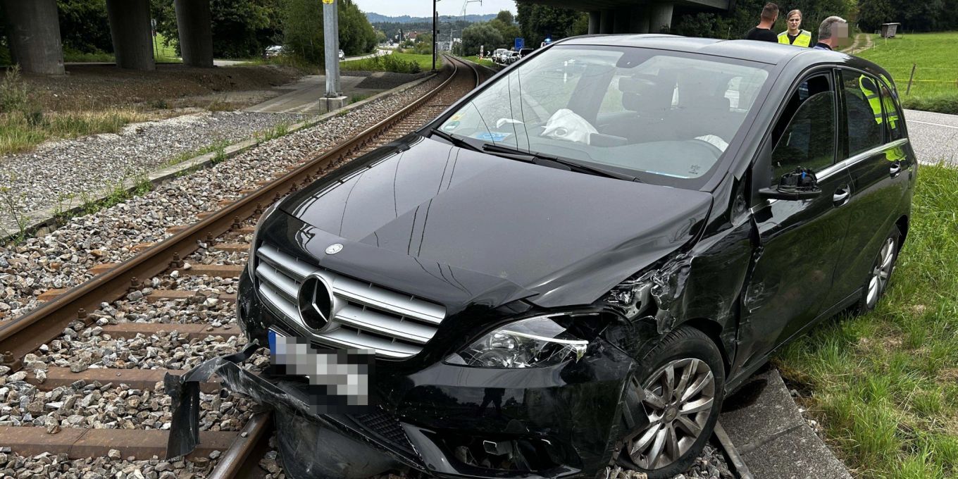 Unfall in Safenwil AG: Mercedes landet nach Kollision auf Bahngleis | Nau.ch