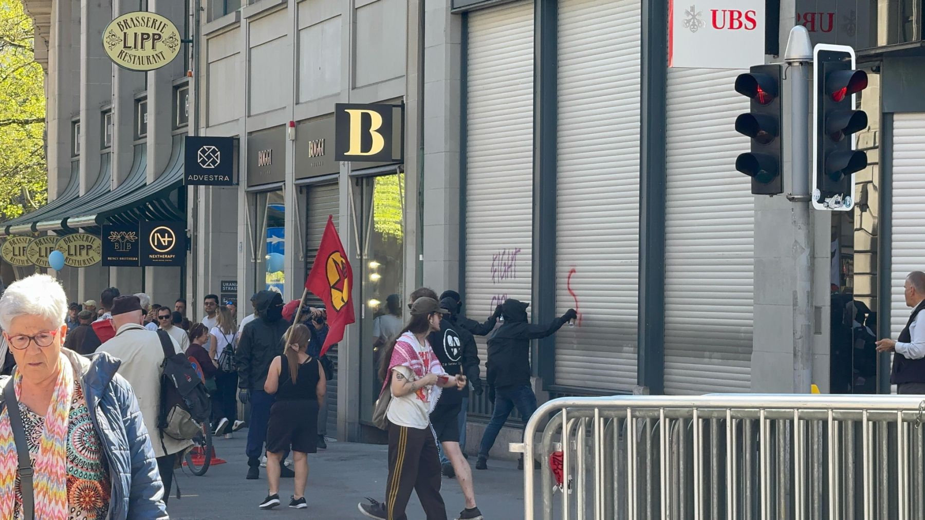 1. Mai im Ticker: So flüchtet schwarzer Block durch die Sihl | Nau.ch