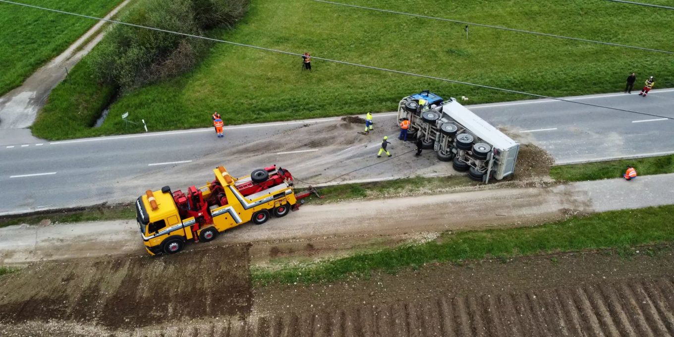 Neerach ZH: Lastwagen auf die Seite gekippt | Nau.ch