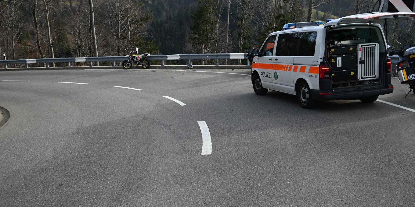 Mühlrüti SG: Zwei Motorradfahrer bei Kollision unbestimmt verletzt | Nau.ch