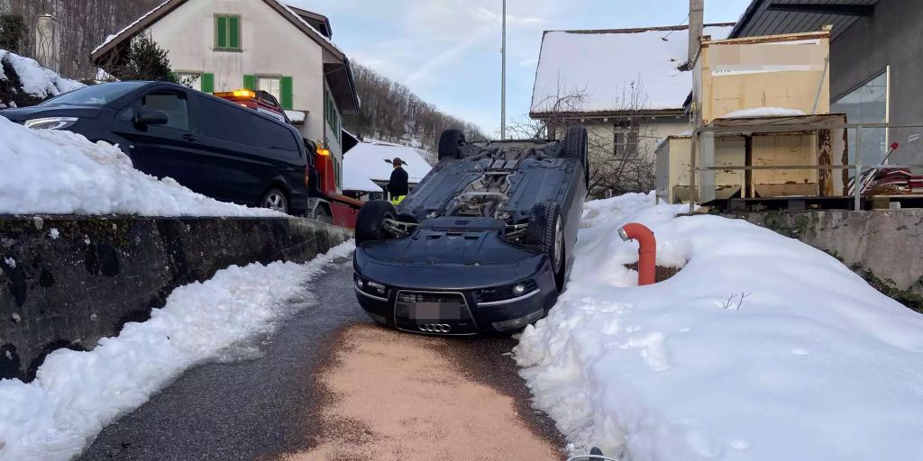 Thalheim AG: Auto aufs Dach gelegt