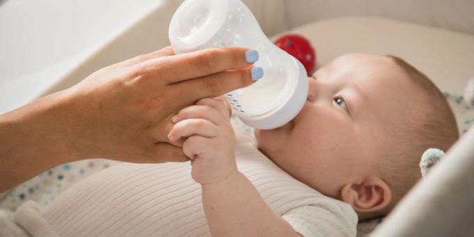 Überstrecken beim Füttern kann auf Refluxkrankheit hinweisen | Nau.ch