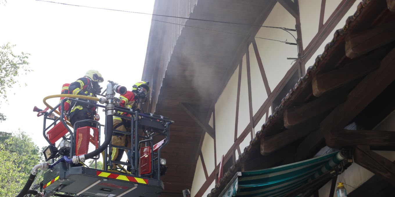 Neuheim ZG: Frau (40) bei Brand in Einfamilienhaus verletzt | Nau.ch