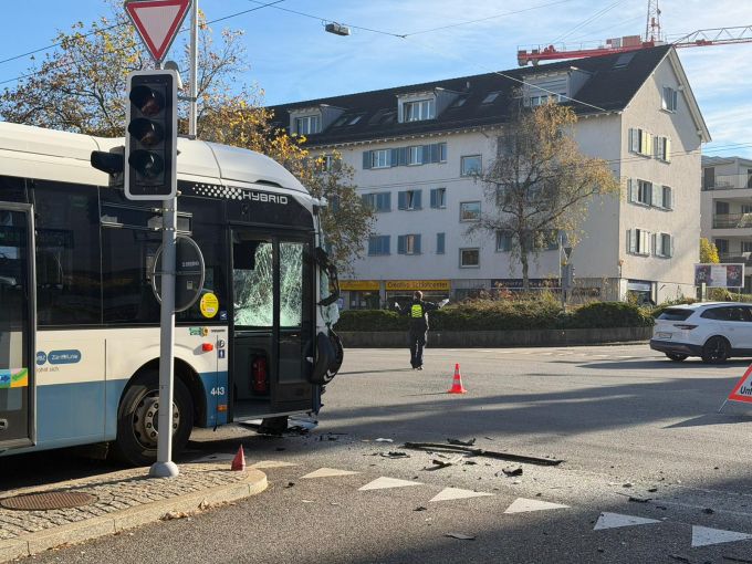 Zürich-Affoltern: Busse knallen zusammen – sieben Personen verletzt ...