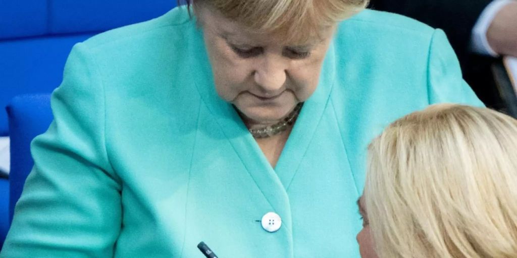 Merkel signiert im Bundestag «Badeente Angie» für Klöckner