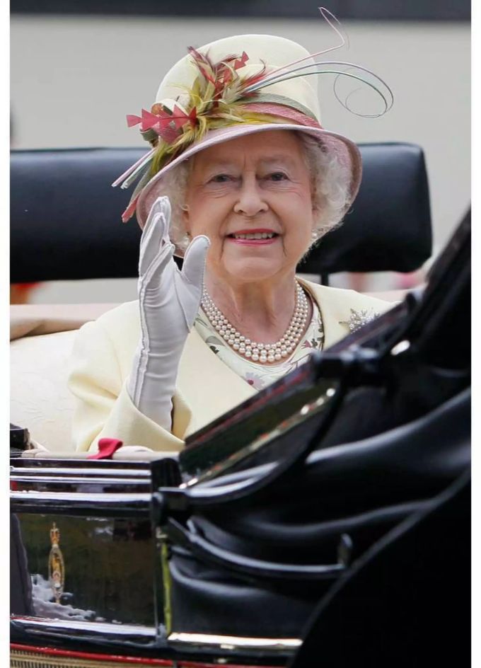 Queen Elizabeth II hat eine Winke Maschine daheim | Nau.ch