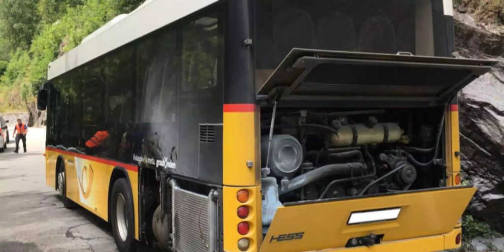 Castaneda GR: Postauto-Chauffeur bekämpft Brand