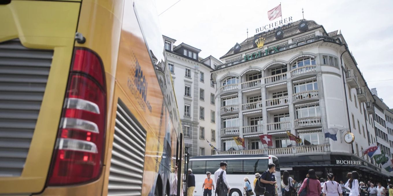 Ärger in Luzern: Touristen-Cars halten sogar auf Bus-Spuren! | Nau.ch