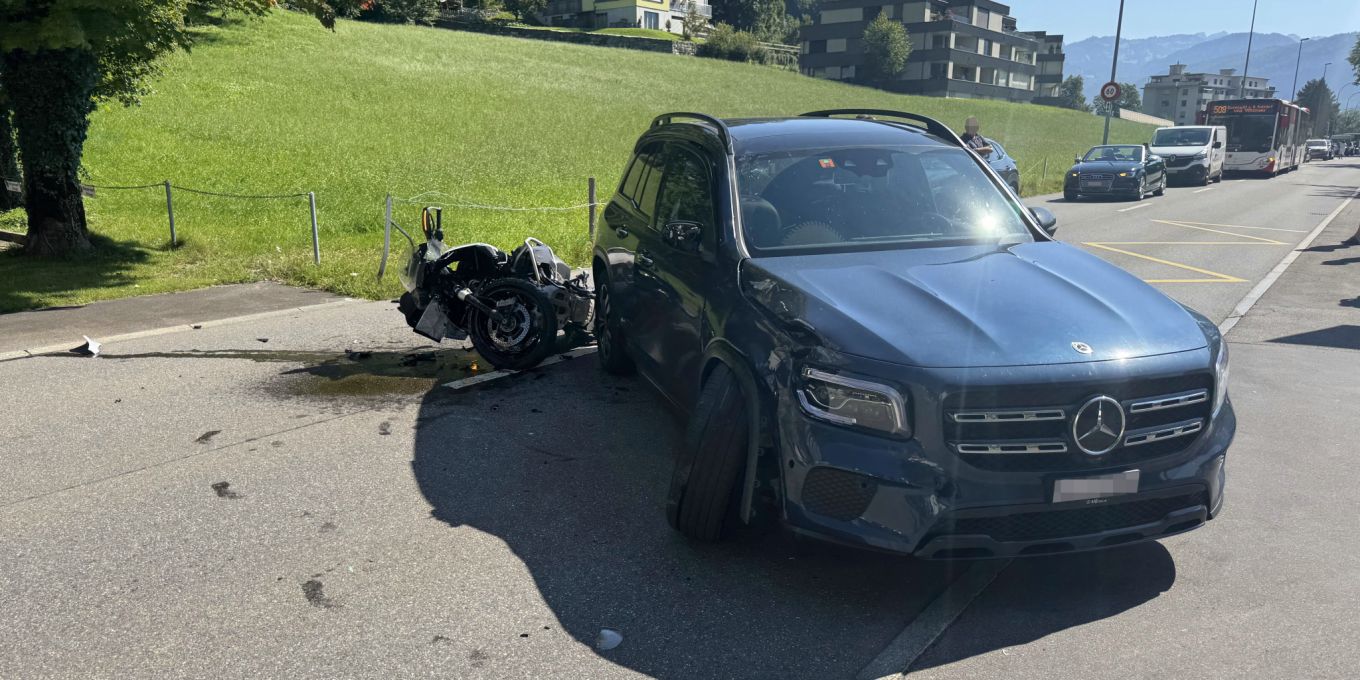 Brunnen: Töfffahrer (69) bei Kollision mit Auto erheblich verletzt | Nau.ch