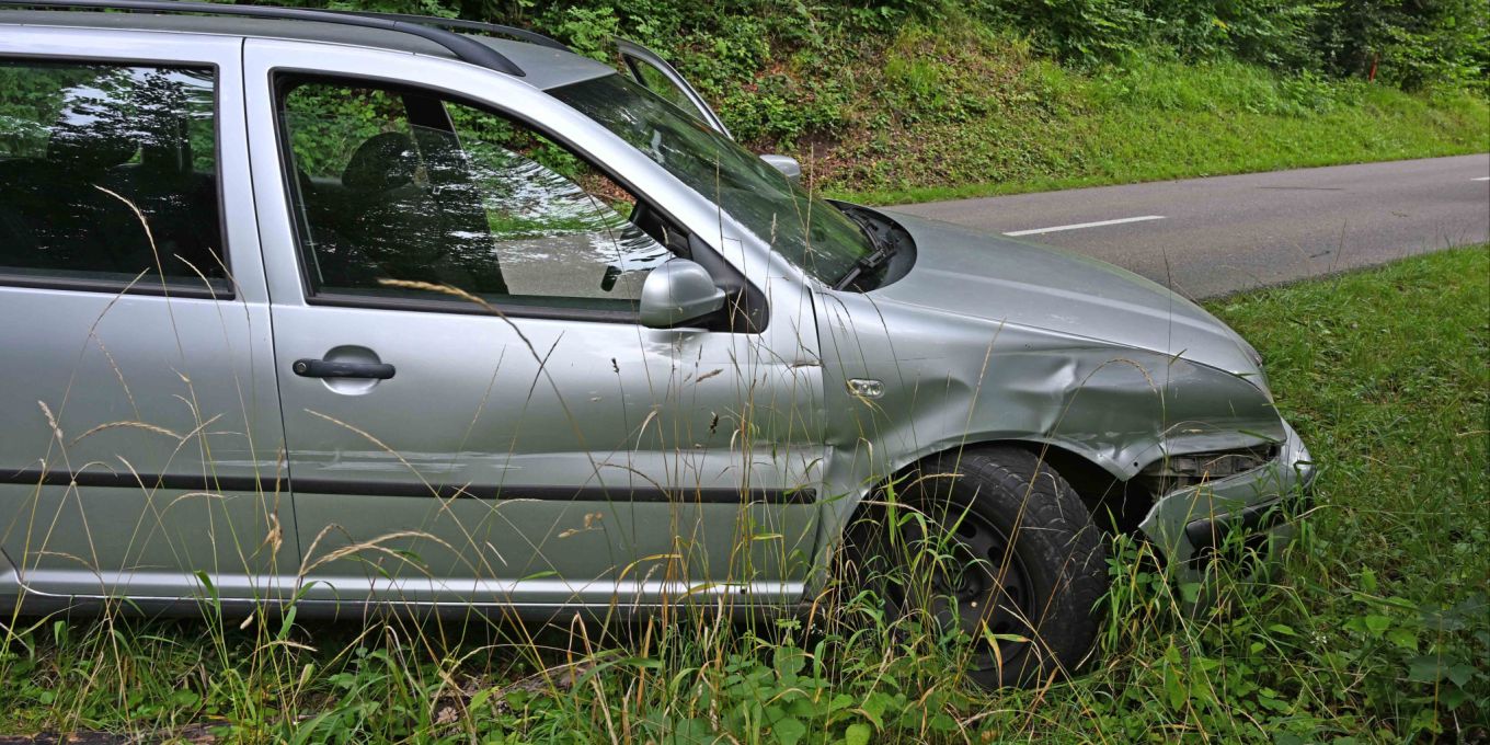 Hallau: Zwei Männer bauen mit geklautem Auto Unfall – und flüchten | Nau.ch