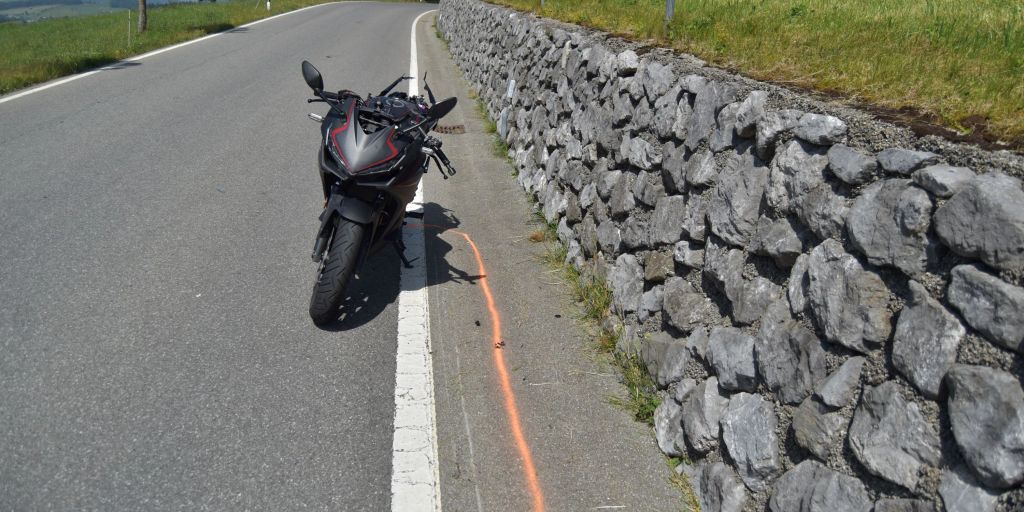 Schwellbrunn AR: Motorradfahrer stürzt nach Überholmanöver Schwellbrunn AR: Motorradfahrer stürzt nach Überholmanöver