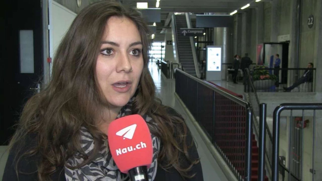 Samira Marti (SP) begrüsst die «schwarze» SRF-«Arena»