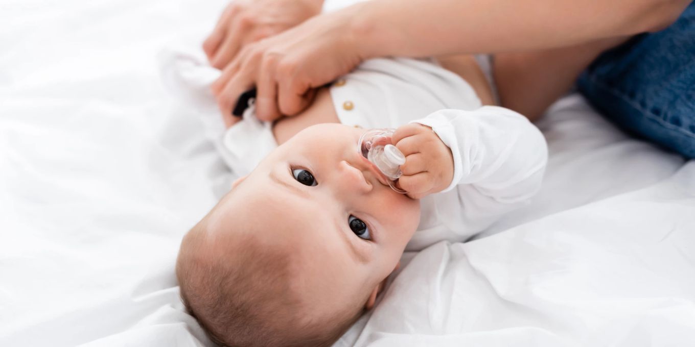 Schnuller – Hilfe oder Hindernis in der Babyentwicklung? | Nau Family