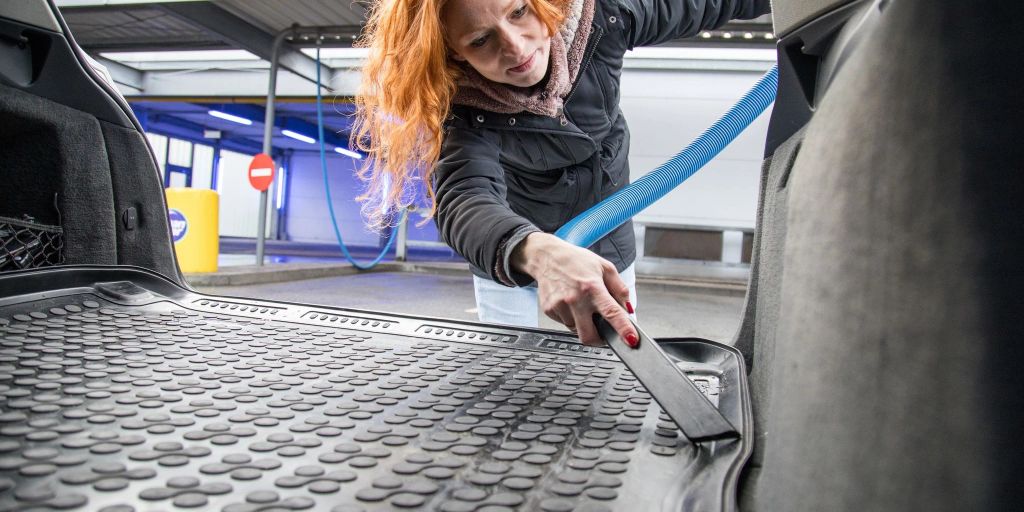 Beim Frühjahrsputz den Kofferraum nicht vergessen Beim Frühjahrsputz den Kofferraum nicht vergessen