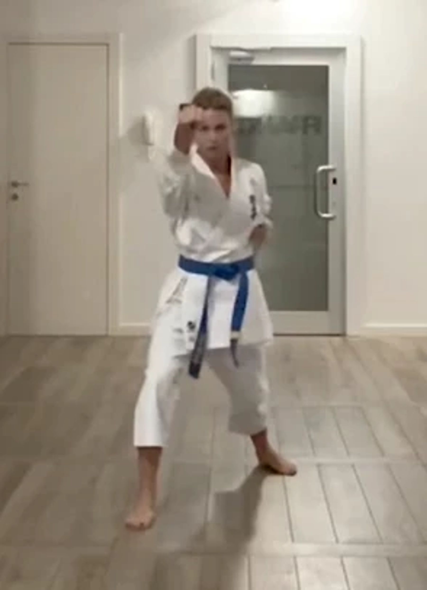 Michelle Hunziker stellt Karate-Künste unter Beweis | Nau.ch