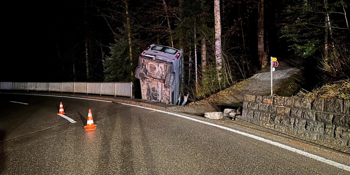 Trogen AR: Lieferwagen kollidiert bei Unfall mit Brückengeländer | Nau.ch