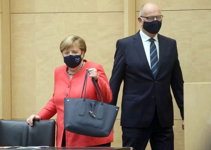 Merkel posiert erstmals mit einer Maske | Nau.ch