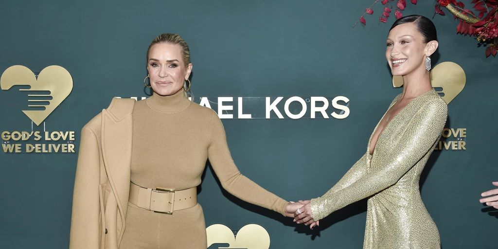 Bella Hadid: Glamouröser Auftritt in Gold mit Mama Yolanda