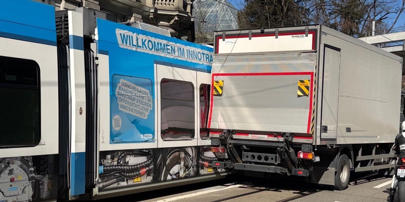 Lastwagen knallt in Tram | Nau.ch