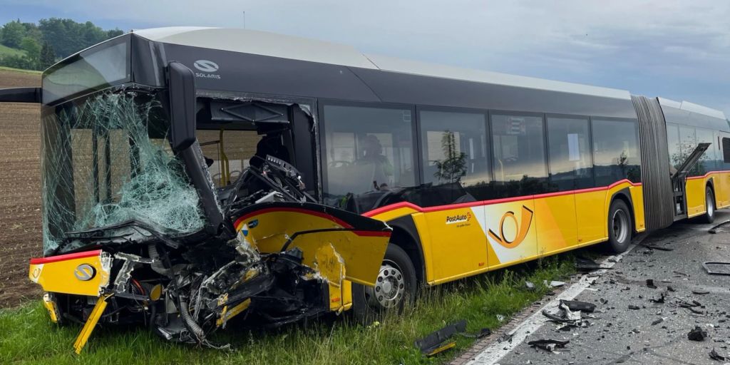 Aristau AG: Schwerer Crash mit Postauto – 9 Personen verletzt