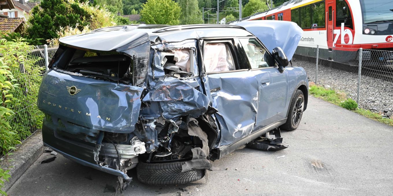 Horw LU: Zug kollidiert mit Auto auf Bahnübergang – drei Verletzte | Nau.ch