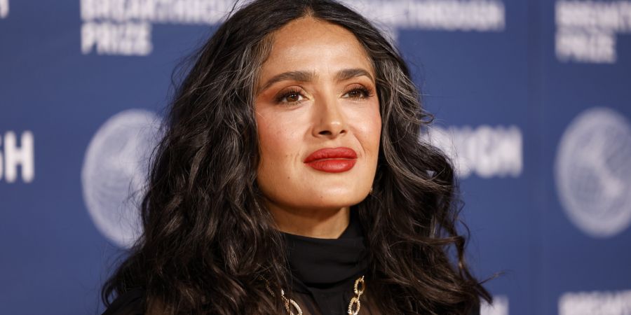 Bei Tennismatch: Salma Hayek zeigt in Paris stolz ihre grauen Haare ...