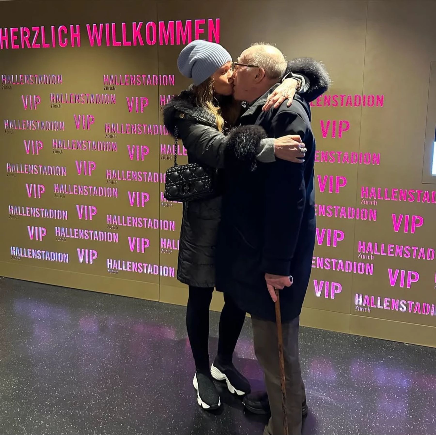 Irina Beller küsst jetzt Wolfgang (79): «So sexy» | Nau.ch