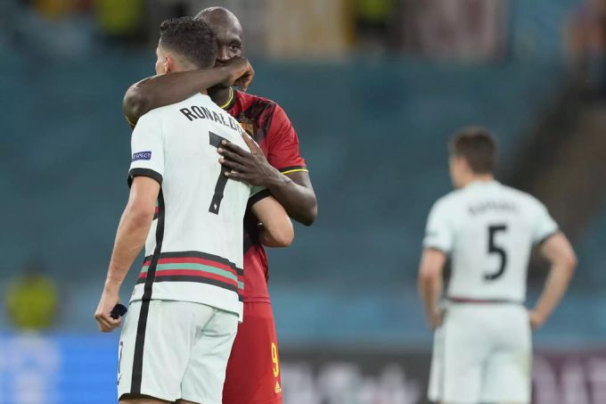 Euro 2020: Ronaldo wirft Captain-Binde auf Boden und wird kritisiert ...