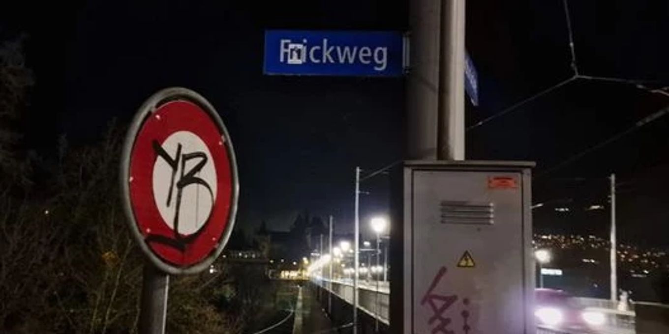 Teenies überkleben beim Berner Frickweg ständig das «r» | Nau.ch